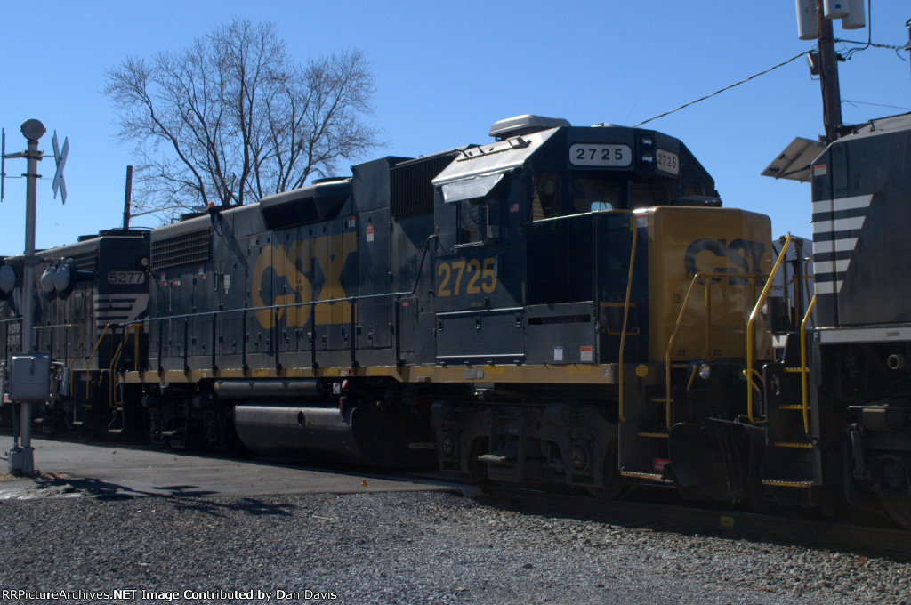 CSX GP38-2 2725 trails on WPFC-80